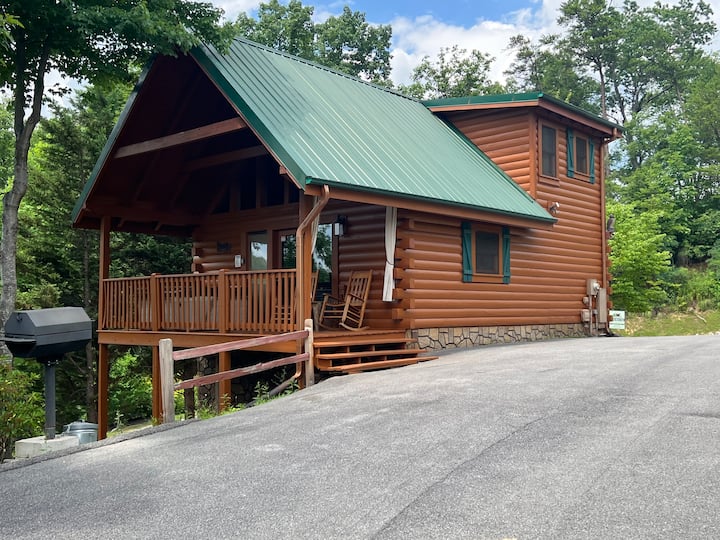 Romantic Gatlinburg Cabin W/ Hot Tub & Views - Gatlinburg, TN