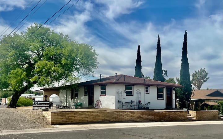 Bunkhouse 66 
3 Bedroom, 2 Full Bath - Kingman, AZ