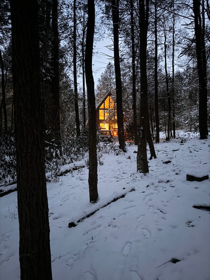 Lakefront Cabin In Stunning Storybook Setting - Oakland, MD