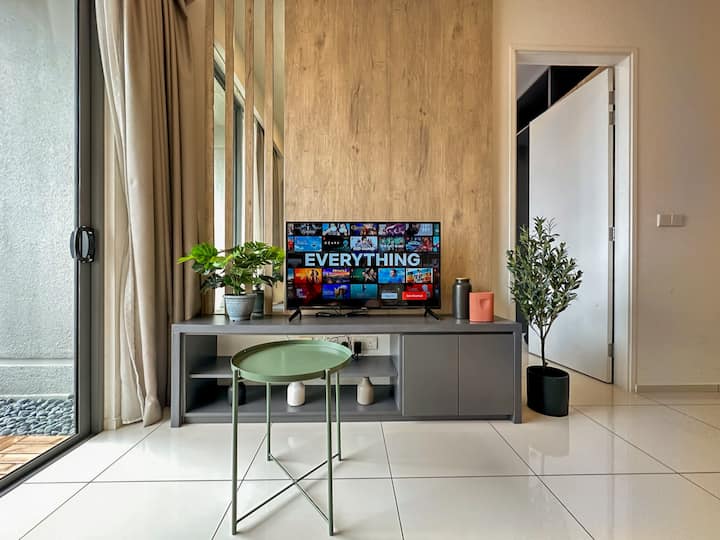 Balcony Condo Near Jalan Alor - Gym Pool Jacuzzi - Kuala Lumpur