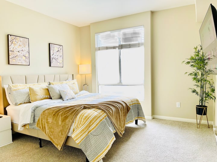 Pearl | 2 Br 2 Bath Luxury Condo | Pool & Spa - Santa Monica, CA