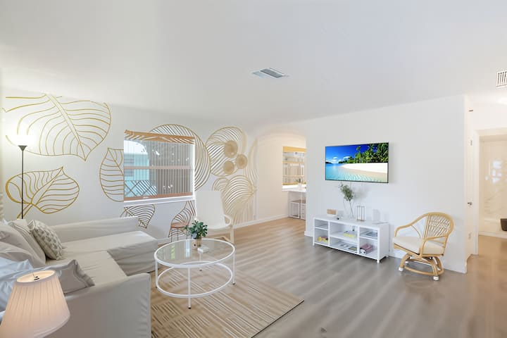 5 Min To Beach, Coastal Retreat W/ Private Yard - Bradenton Beach, FL