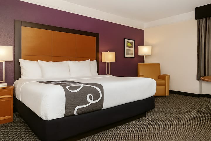 Wonderful Stay! 2 Great Units! Enjoy Free Parking - Ontario, CA