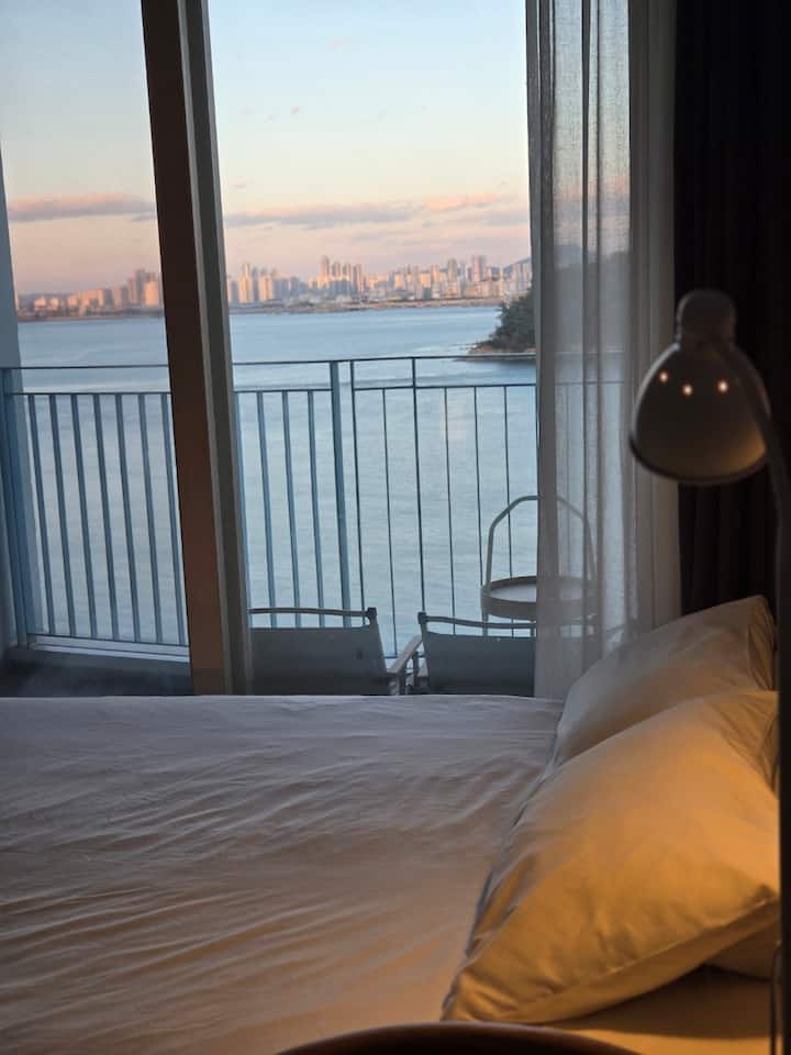 [ 일출 직관 뷰 &프라이빗 포토스팟 / 끝내주는 오션뷰 / 돋보적인 청결룸 - South Korea