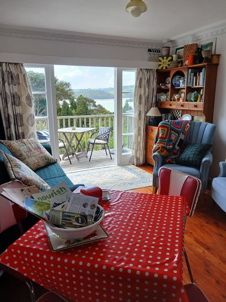 The Lovely Little 50's Raglan Bach With Sea Views - Raglan
