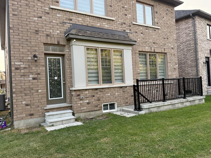 Comfy Basement Suite In Quiet Neighbourhood - Ajax