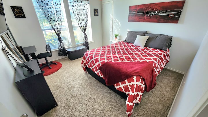 Clean Comfortable Queen Bedroom W/work Space - Dallas, TX