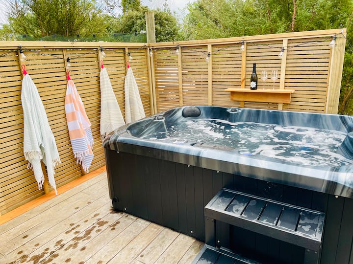 Spa• Fire •Views 
Inquire Couples Deal! Ends 31/8 - Raglan