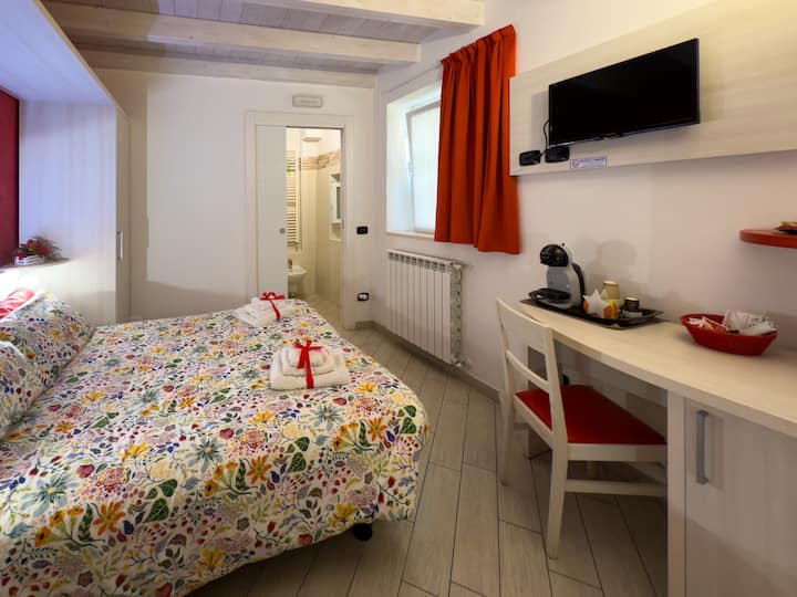 Camera Rossa 18 - Varese