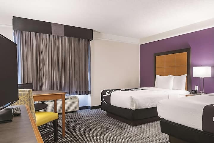 3 X 2 Double Beds At La Quinta Inn-ontario Airport - Ontario, CA