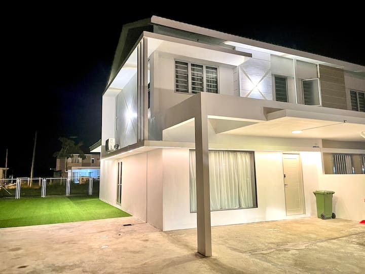 Miri Homie Homestay 何米小屋 - Miri