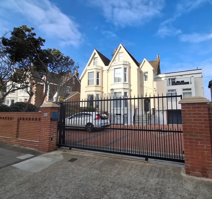 Sea View 2 Bedroom Loft Studio Apartment– Sleeps 6 - Portsmouth