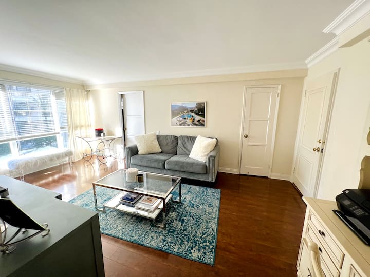 Spacious Luxurious 1 Bed W/ Pool - Los Angeles, CA