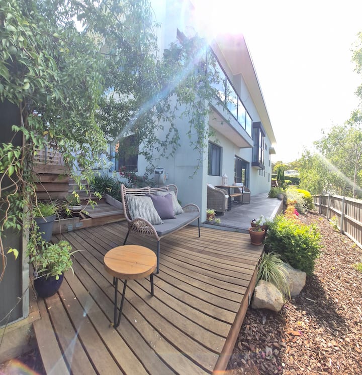 River Glimpses From Cozy, Stylish 2br Apartment - Hobart International Airport