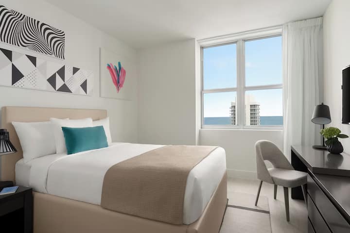 3 Spacious Units, Ocean Views, Pool, Restaurant! - Hollywood, FL