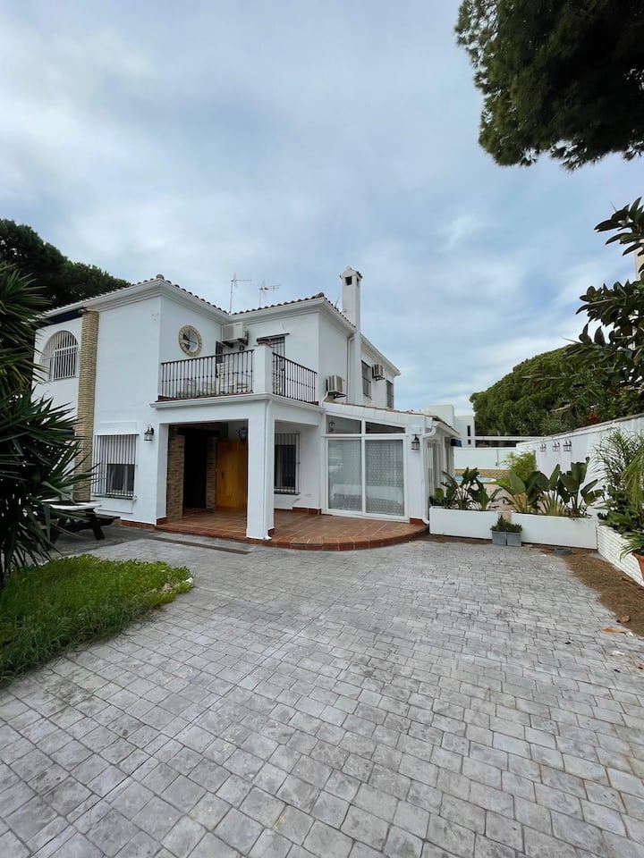 "Chalet En La Barrosa: ¡Playa, Piscina, Reserva!" - Chiclana de la Frontera