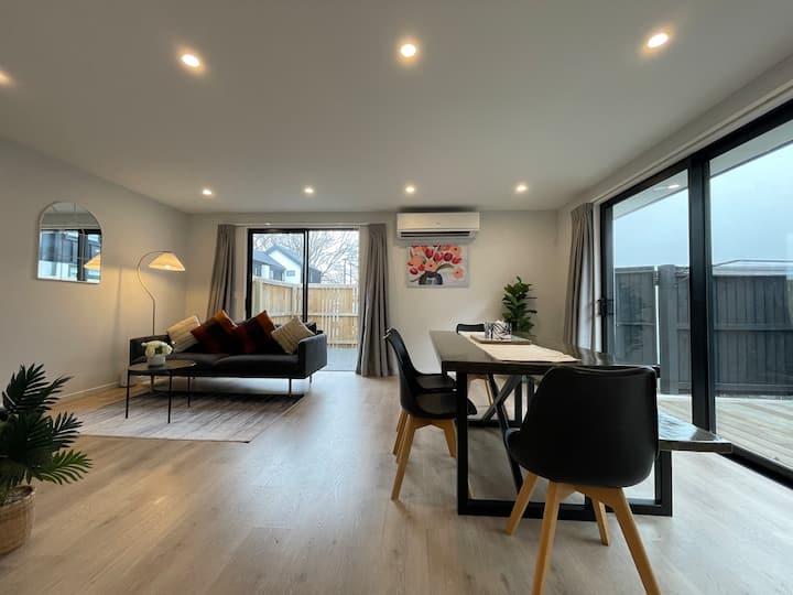 Stylish 3 Bed Lux Home Close To Cbd With Garage! - Christchurch