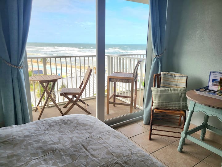 Beachfront With A Beautiful View. - Daytona Beach, FL