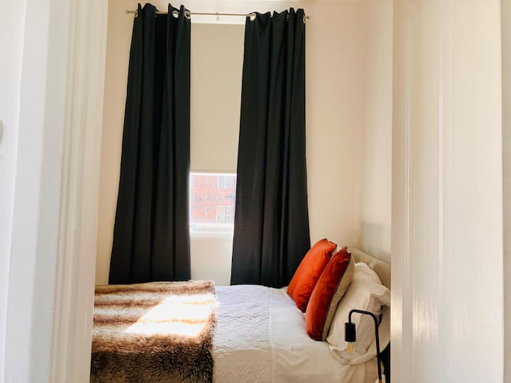 Stylish & Bright Chiswick Flat Near Tube & Cafés - London