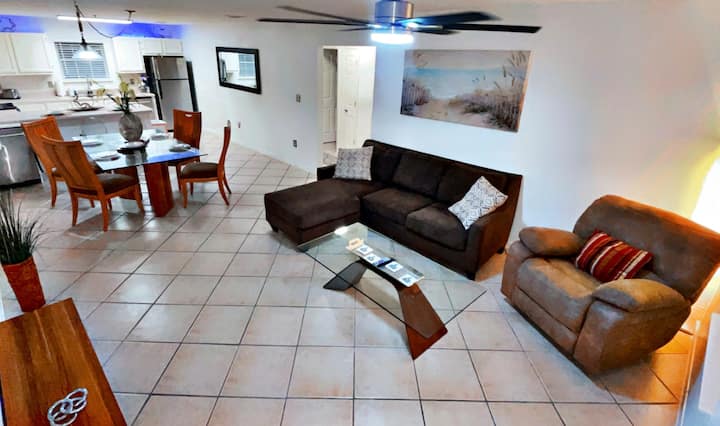 Beach Bums Getaway. Stones Throw From The Beach - Fort Walton Beach, FL