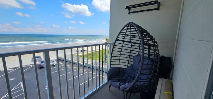 Humble View Luxe | Private Balcony| Pool Open - Daytona Beach, FL