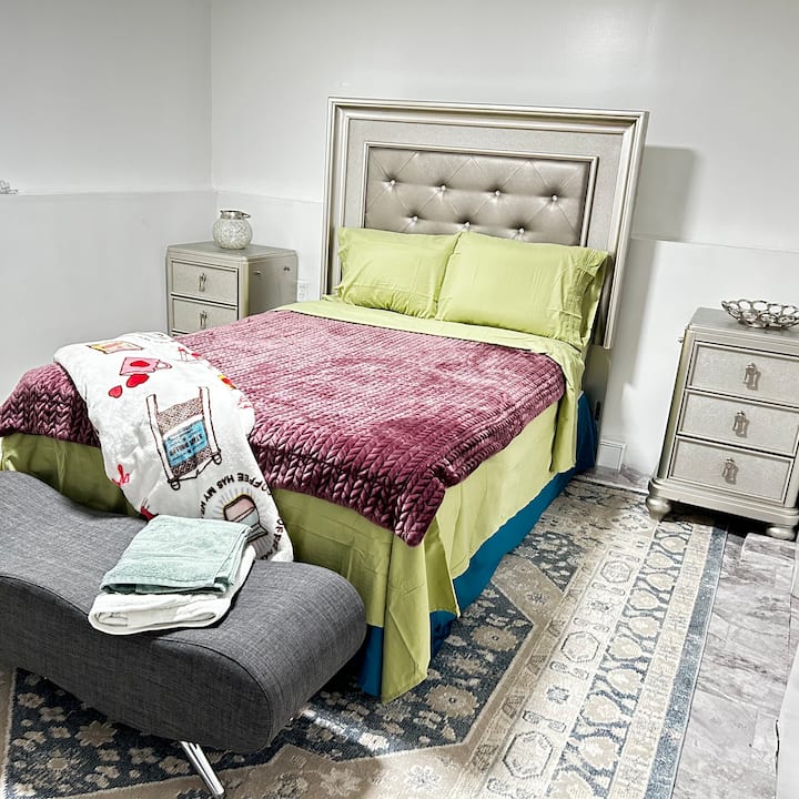 In-law Studio, Private Entrance - Lake Saltonstall, CT