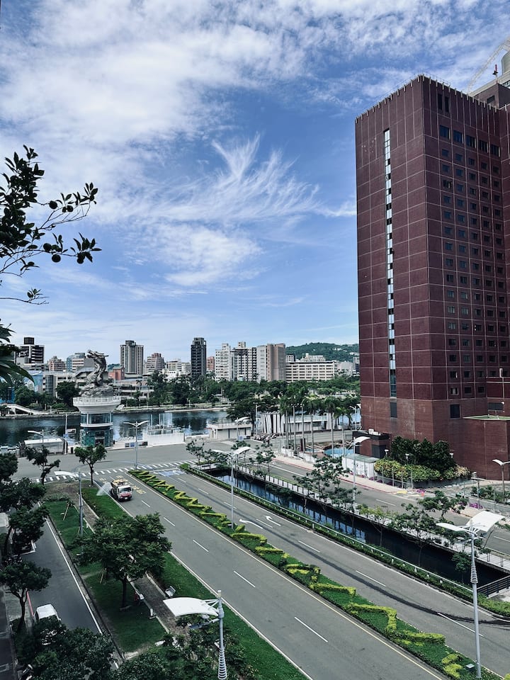 愛河畔寧靜大廈高樓層
Love River Yeh’s Apartment High Floor - Kaohsiung City