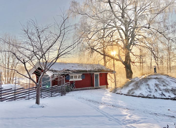 Litet Gårdshus Med Utsikt öVer äNgar Och Sjö - Karlstad