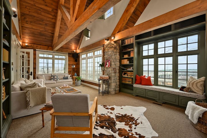 Hilltop Log Cabin W/skyline Views, Fireplace - Riverside, MO