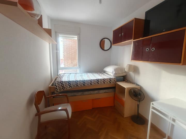 Habitación Acogedora Y Muy Bien Comunicada - Móstoles