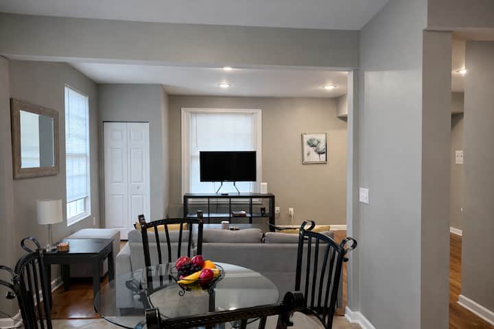 Spacious Apartment Near White Marsh - Essex, MD