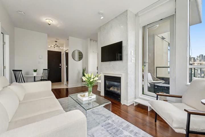 Downtown Luxury Condo: Walkable Central Location - Vancouver