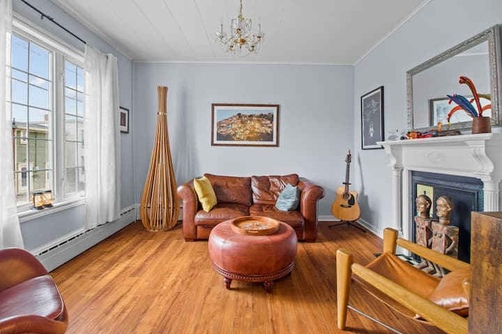 Bright & Colourful 2 Bedroom Downtown - St. John's