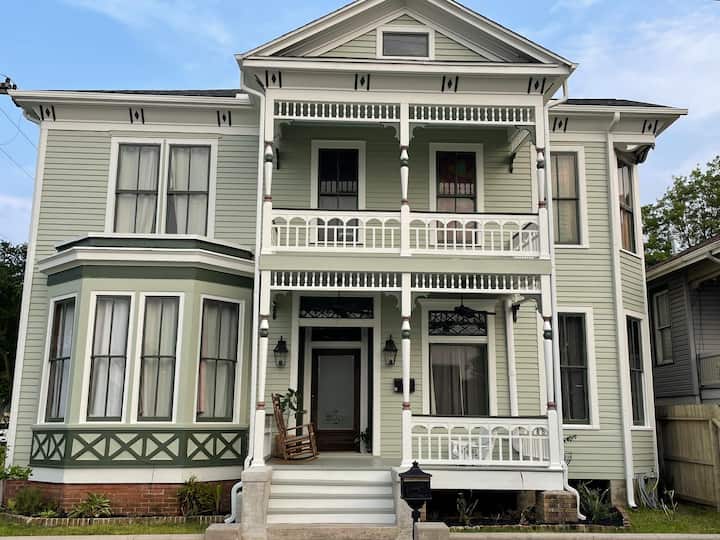 Walk To Beach And Strand! Restored 1886 Victorian! - Galveston