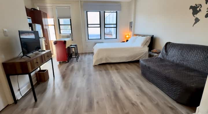 Cool Studio 20 Minutes From Times Square - Astoria - Queens NY