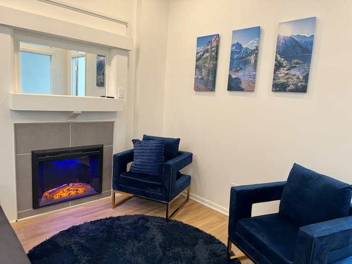 Boutique Coastal Modern 2 Bedroom (Historic Area) - Crystal Lake, IL