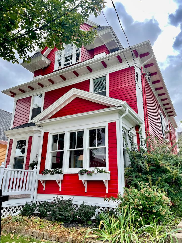 Historic 2 Story Downtown Apartment With Balcony - Charlottetown