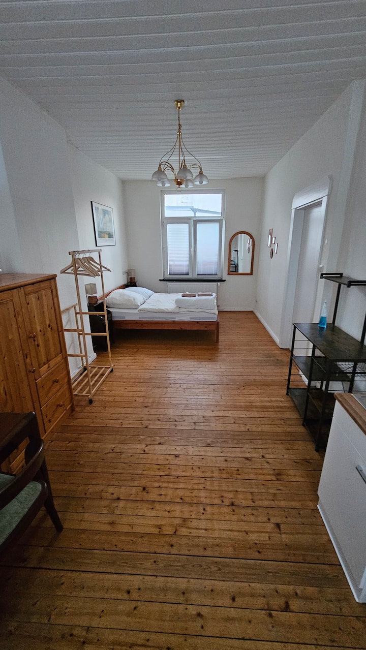 Central–neat–affordable–inroomkitchen–sharedbath 1 - Brema