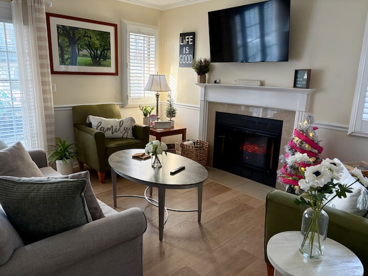 Peaceful Oasis Steps From Mohegan Sun - Norwich, CT