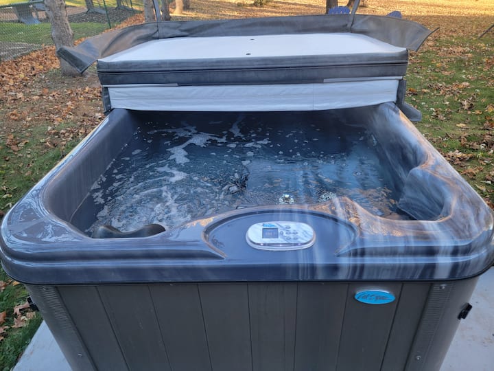 3br Home W/ Hot Tub, Sunroom & Big Yard Near Uwec - Altoona, WI