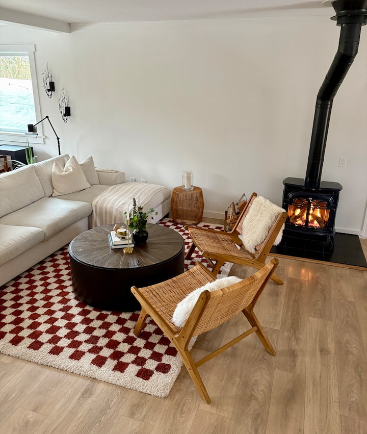 Elevated Coastal Retreat - Gibsons