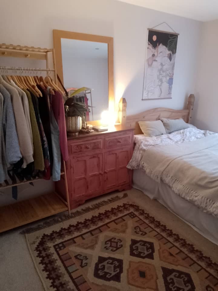 Cosy And Quirky Double Bedroom - Frome