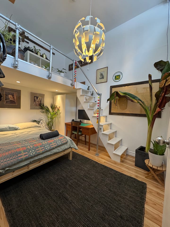 Unique Flat On Queen Street West! - Toronto