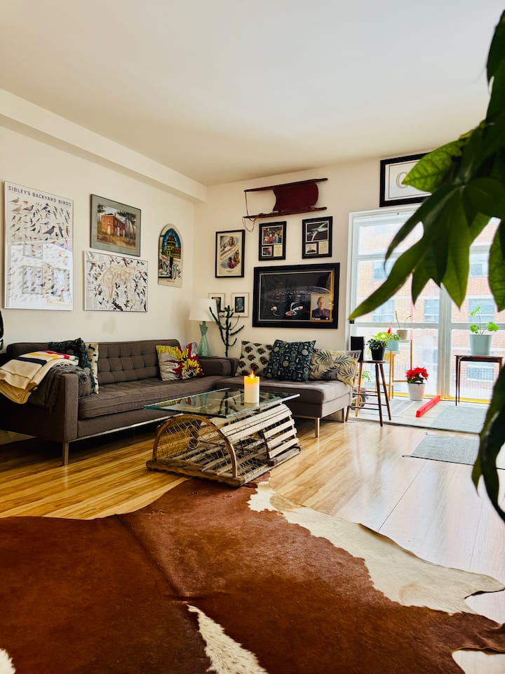 Unique Apartment Right On Queen Street West! - Toronto