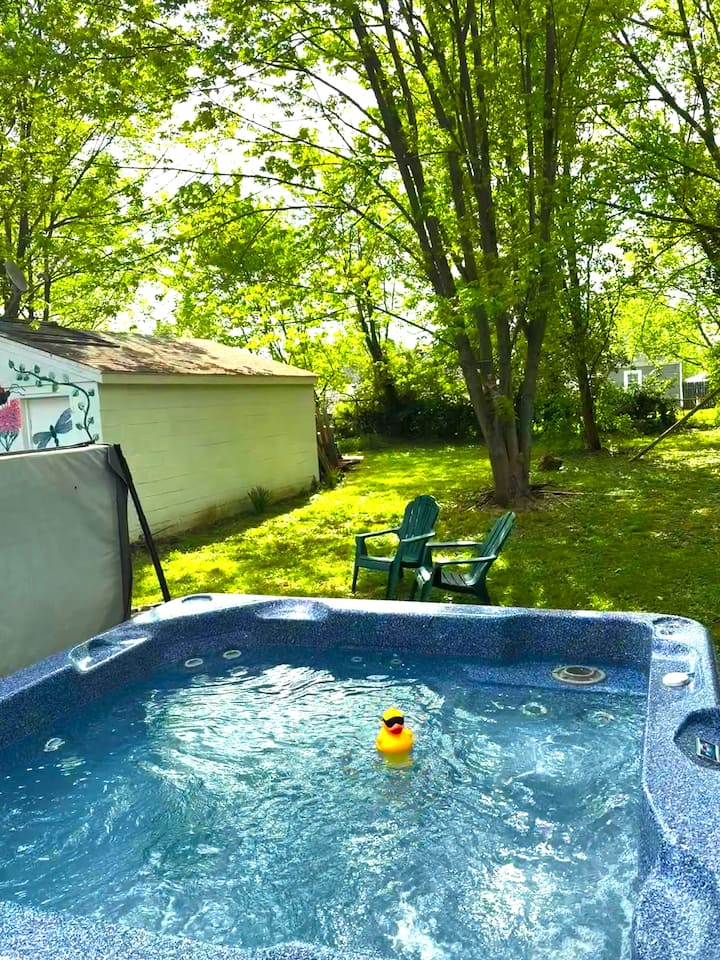 Cottage W/jacuzzi - Centrally Located, Comfy Beds! - Lexington, KY