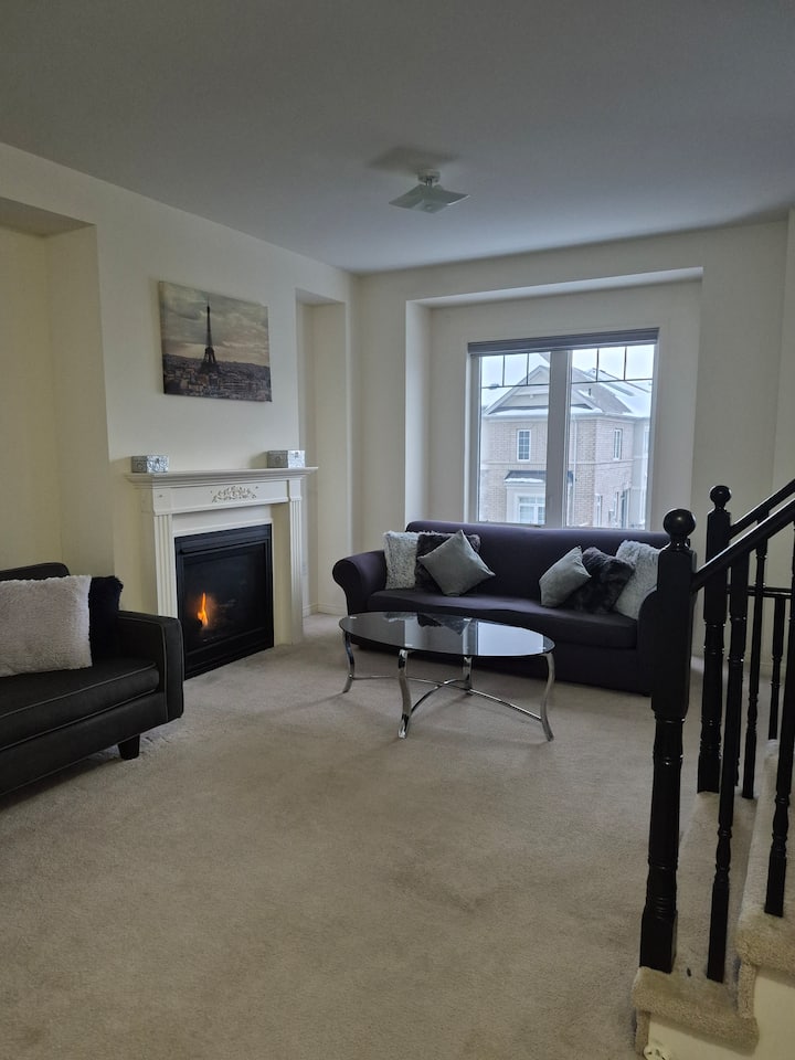 Cozy 4-bedroom Home With Sunny Terrace - Pickering