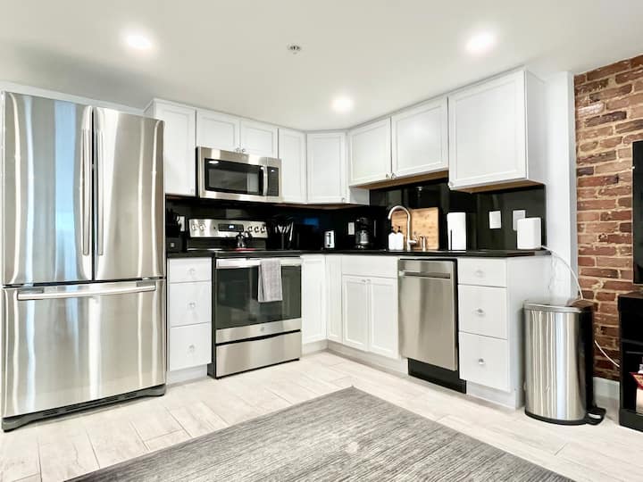 Where Comfort Meets Capitol Vibes + Parking! - Washington, D.C.