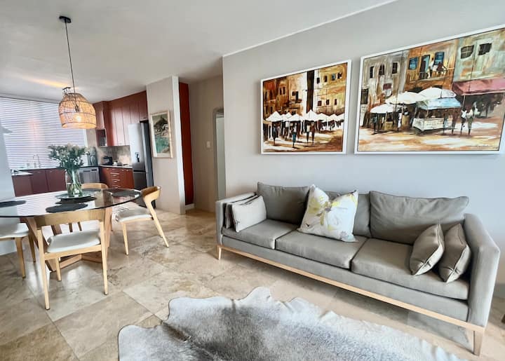 Beachfront With Fantastic Sea & Mountain View’s - Camps Bay