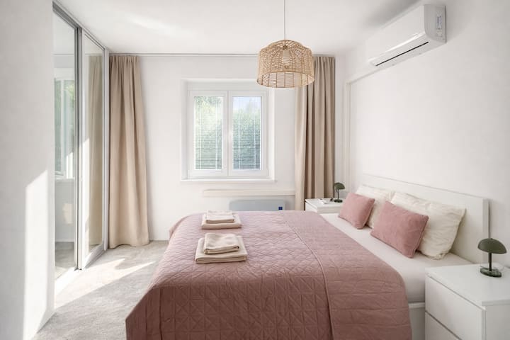 Comfortable & Quiet Old Town Flat, Courtyard View - Bratislava