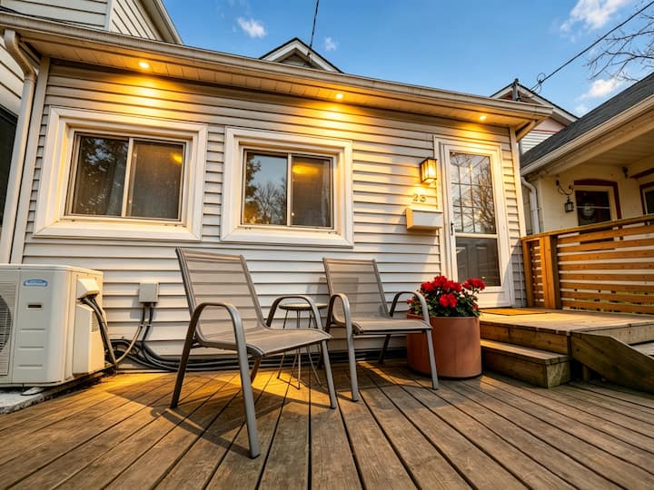 Modern Cottage+private Parking+near Subway & Beach - Toronto